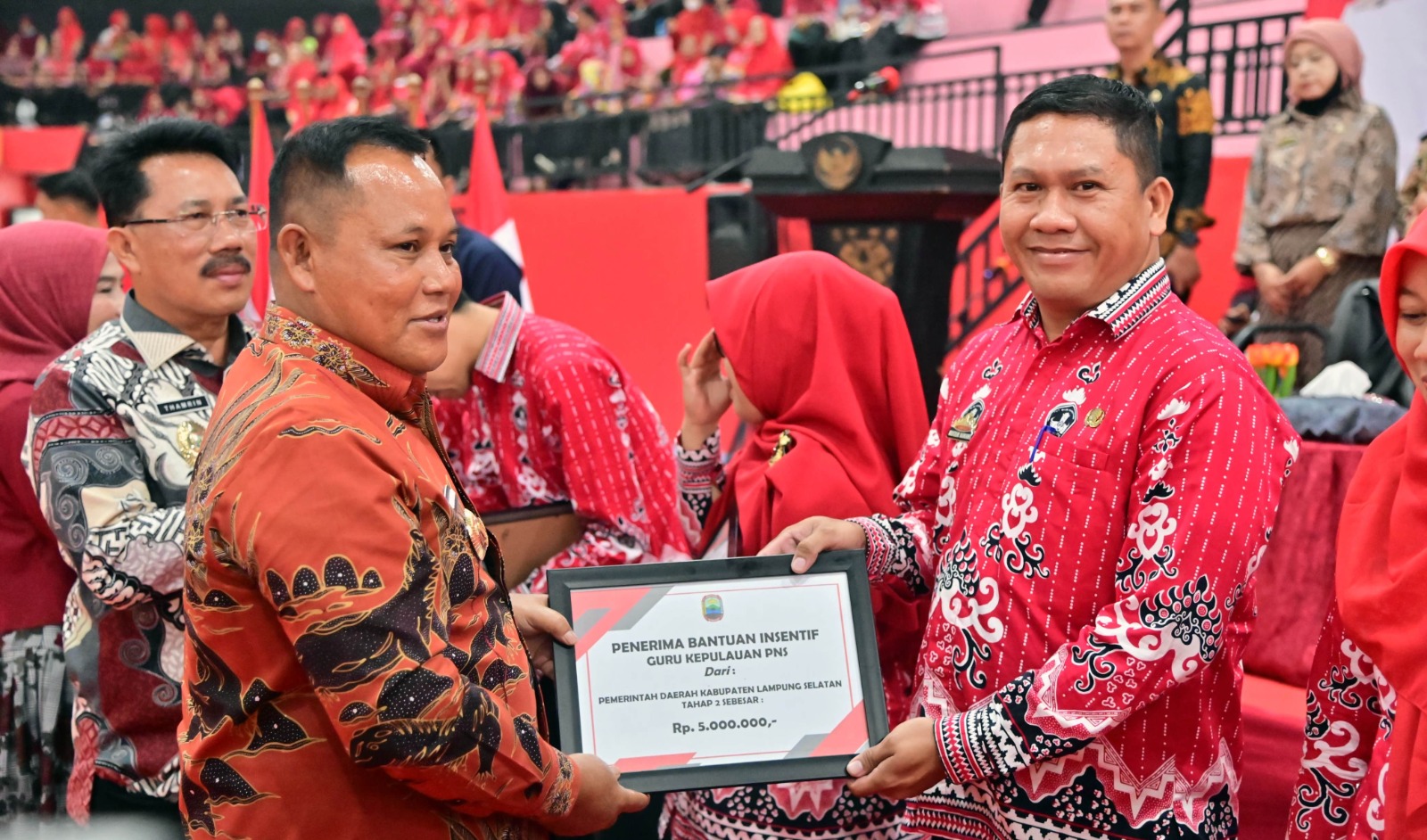 Senyum Semringah 4.995 Guru Honor Tatkala Terima Insentif dari Bupati Lampung Selatan | VoxLampung