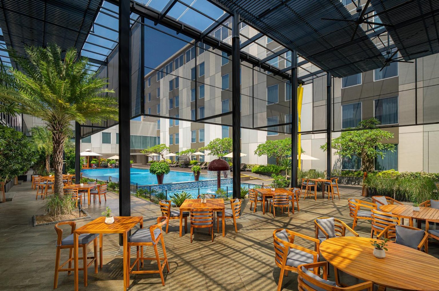Sambut Akhir Pekan dengan “Friday Sundown” di Amuse Poolbar ...